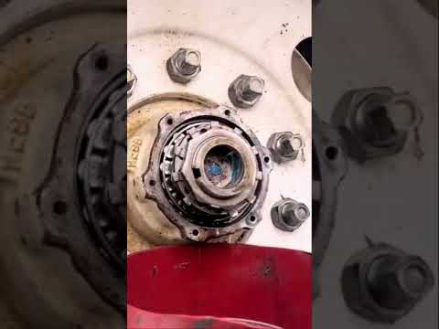 Changing a Hub Seal in Real Time #nocap #mechanic #heavytruck #trailer