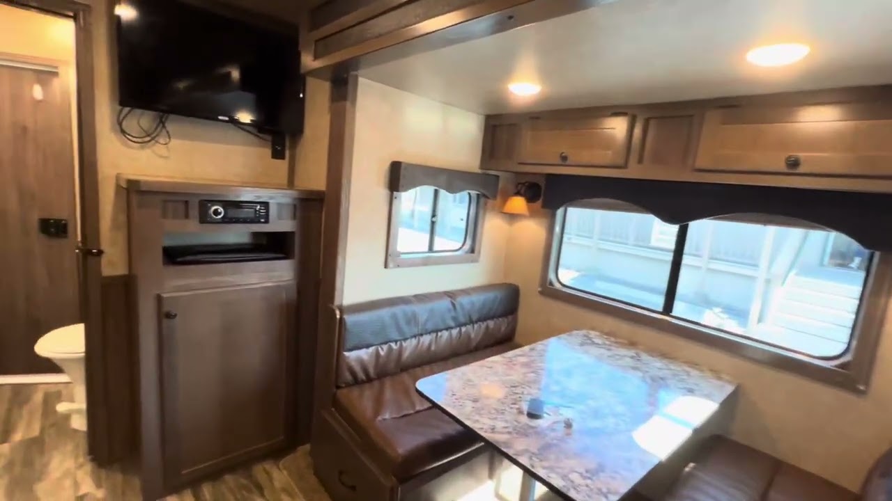 2021 Lakota Charger 3H W/ Living Quarters