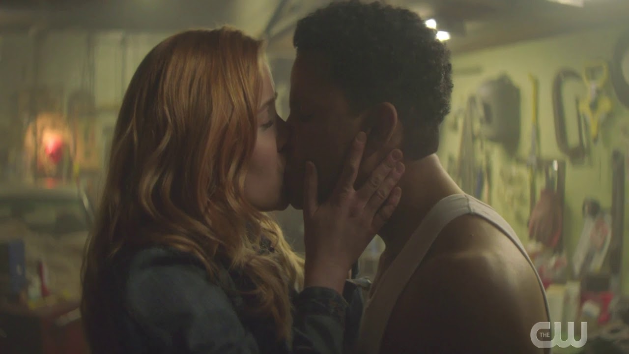 Interracial kiss - Nancy Drew