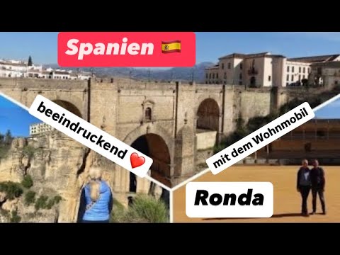 Spanien - Ronda - atemberaubende Panoramen - El Puente Nuevo und die Stierkampfarena Plaza de Toros