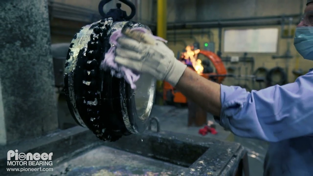 Fundición centrífuga de un cojinete de Babbitt en Pioneer Motor Bearing Co. – Español