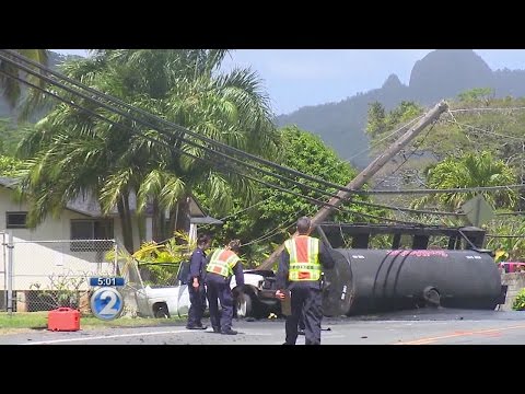 Man killed in 3-vehicle crash on Kamehameha Hwy. in Waiahole