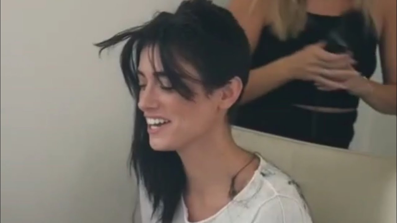 @dixiedamelio Buzzes Her Hair Off ✂️✂️✂️