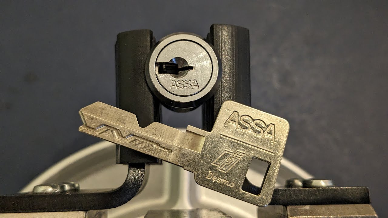 Assa Desmo (8 pins) picked and gutted