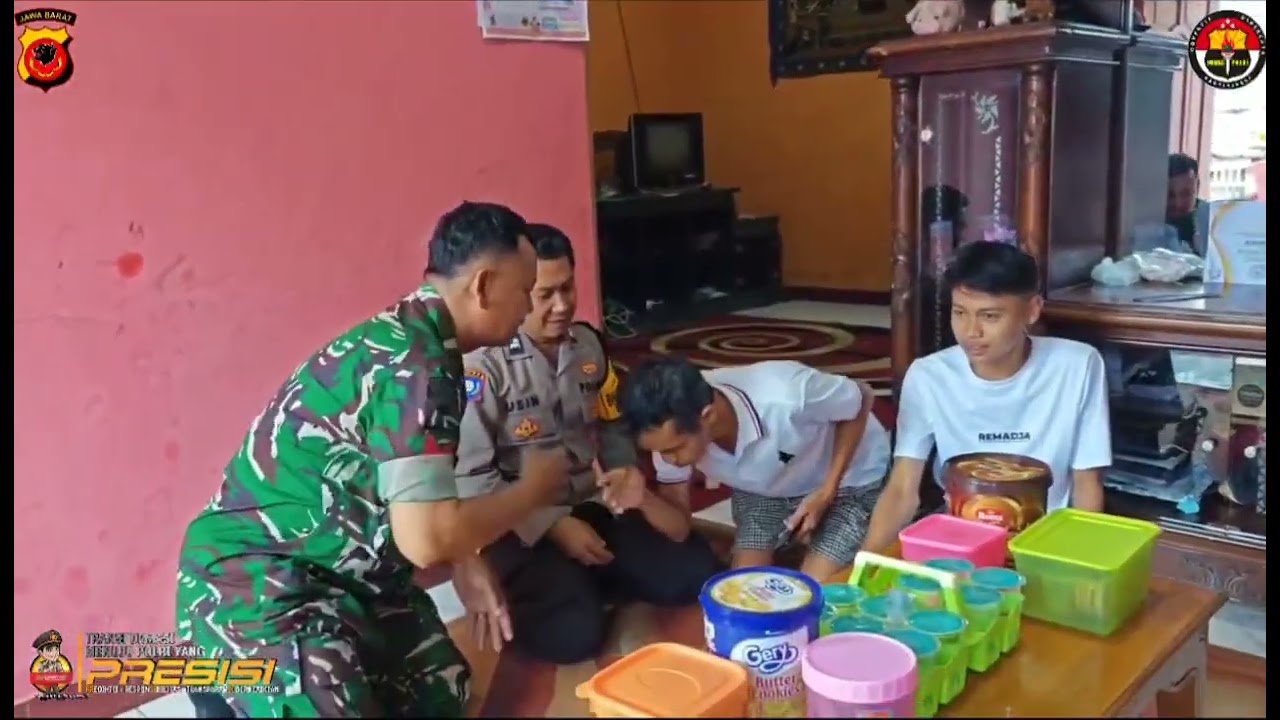 Bhabinkamtibmas Polsek Cikijing Bersama Babinsa Sambangi Korban Bencana Alam Longsor