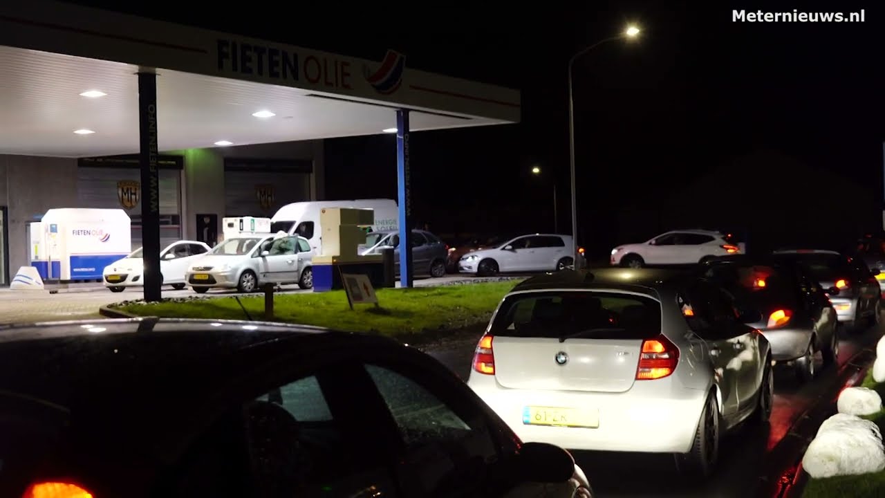 Lange rij voor tankstation(Video)