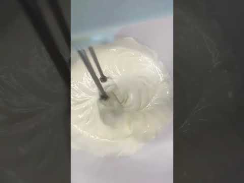 Beating Egg Whites to form Soft or Stiff Peaks #bakingtips #bakingathome #meringues #holidaybaking