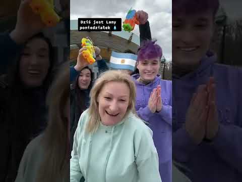 Dziś jest lany poniedziałek ! Życzę wam mokrego smingusa dyngusa i Wesołych Świąt💧 ja z rodziną ju