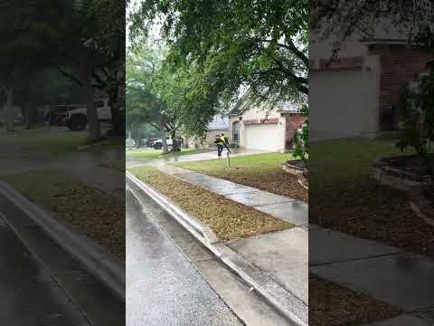 A high performance lawn care company! Rainy Daze 🌧️ #prosperitylawnscapingllc #shorts