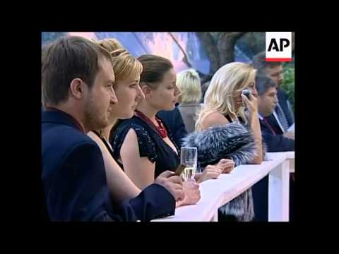 Luxury goods fair attracts Moscow millionaires