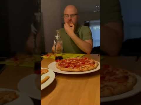 angry cat. eating pizza #shorts #cute #cat #angry #memes #meme #funny #funnyvideo #lol #tiktok