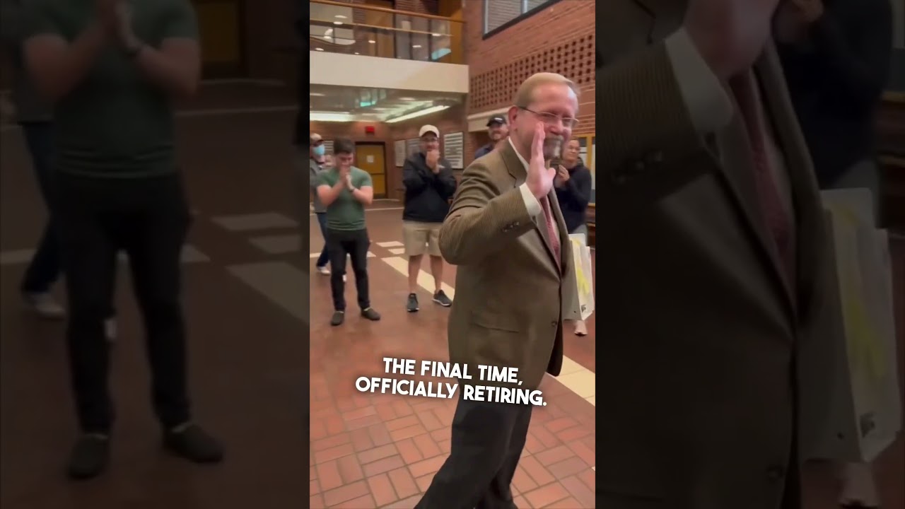 College professor gets a standing ovation on his last day of teaching 👏