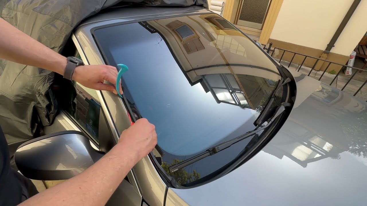 How to replace the rubber frame for windscreen / rubber trim moulding on a BMW E92 E93