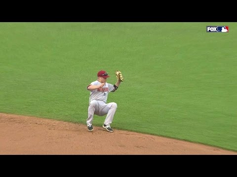 ARI@SF: Hill makes a great pick on a tough short hop