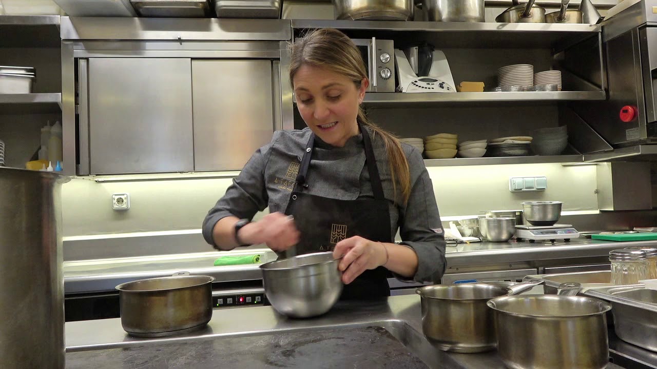 Lucía Freitas prepara un Caldo de Gloria para o Día de Rosalía