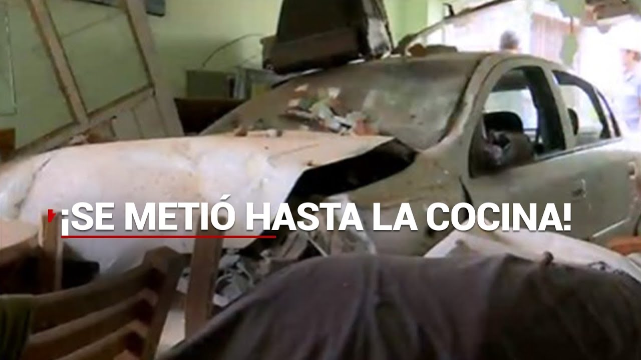 ¡HASTA LA COCINA! | Vehículo se queda sin frenos y choca contra vivienda deshabitada
