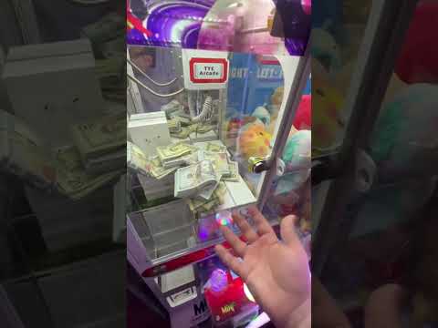 How to Beat The Claw Machine Everytime 😧 #shorts #arcade #clawmachine #lifehacks