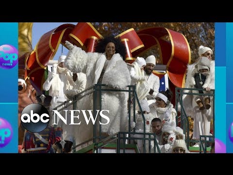 Tracee Ellis Ross tries to get her mom's attention at Thanksgiving Day parade