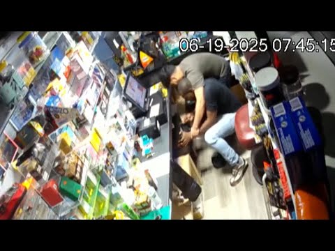 Employee describes robbery at downtown Atlanta convenience store