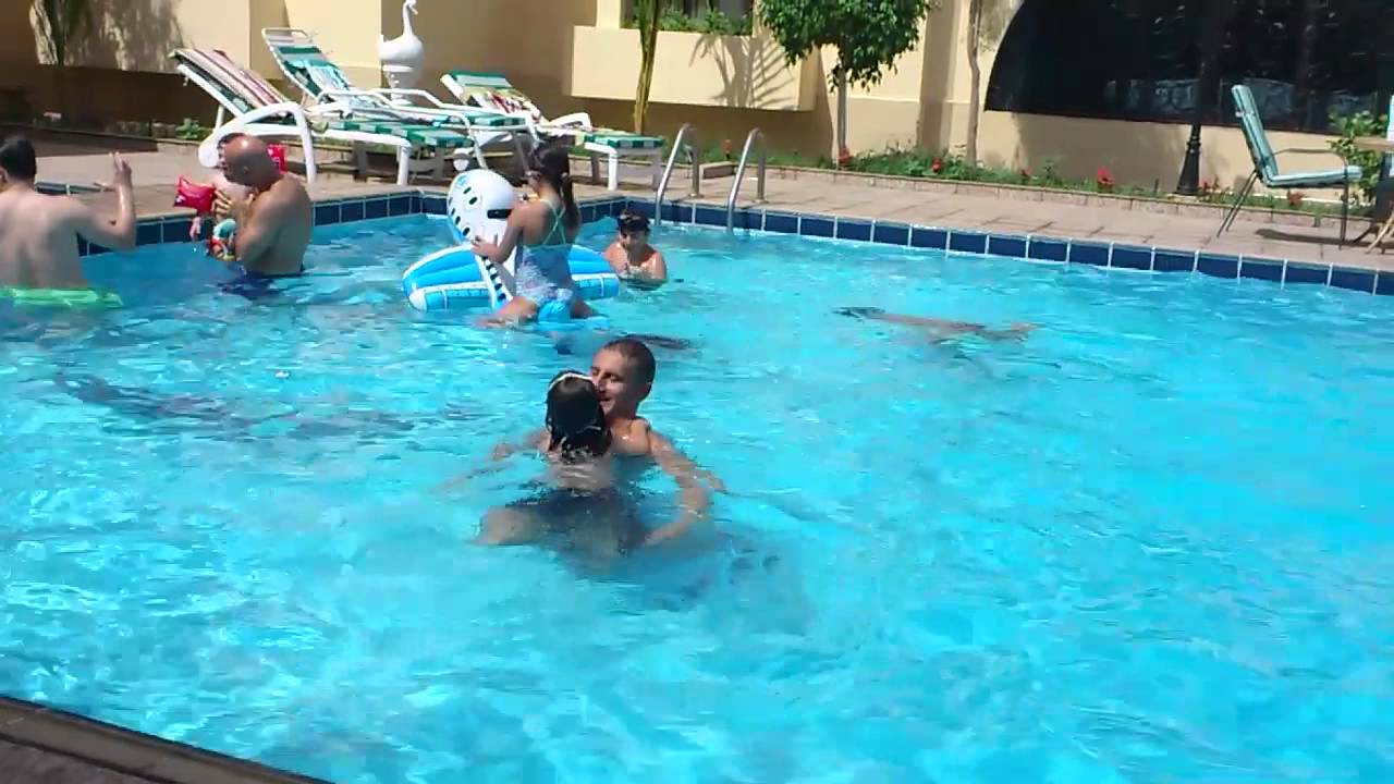 Awse swimming without floaters