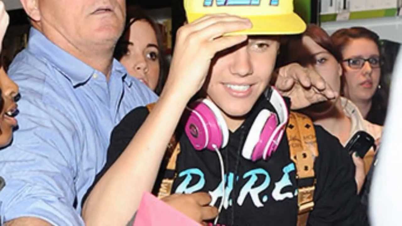 Justin Bieber  arriving London Heathrow Airport, Apr 23, 2012
