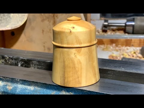 Richard Raffan turns a suction-fit box in French boxwood