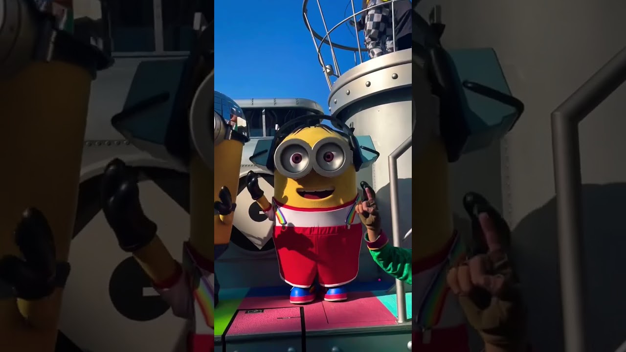 Minions are dancing and jumping at Universal Studios Japan #usj #minions #despicableme #japan