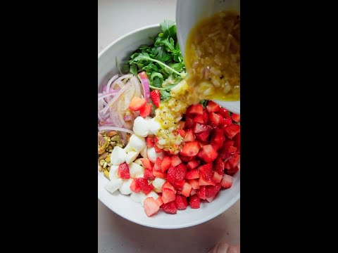 strawberry arugula salad