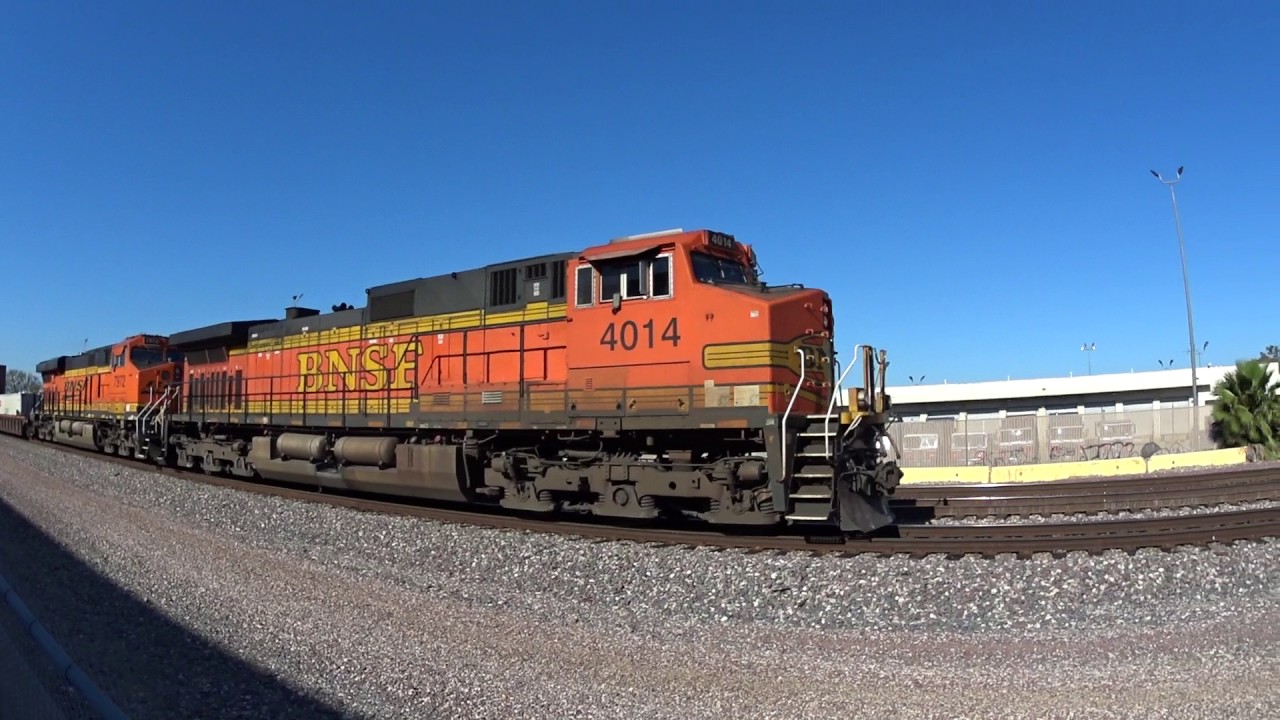 BNSF Dash 9 leads intermodal with 2 DPU