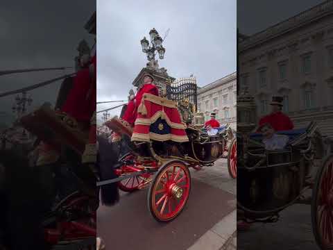 Royal Carriages leave Buckingham Palace #buckinghampalace #kingcharles #King #London #royal #royals