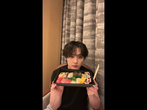 241116 Stray Kids Leeknow (@t.leeknowsaurus) Instagram Live Parts 1, 2