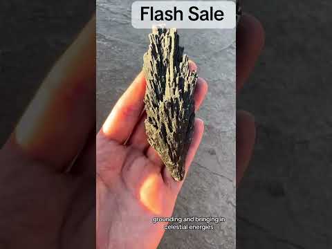 Black Kyanite spiritual meaning to heal with crystals.