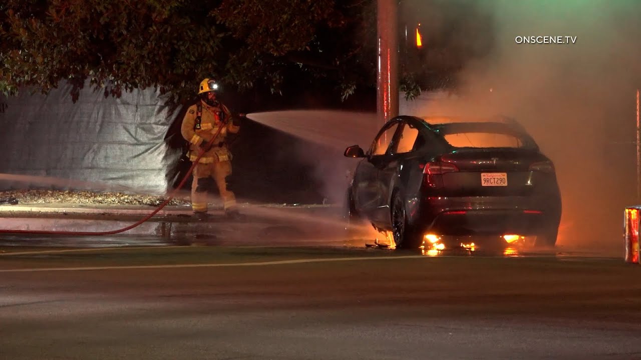 Tesla Model Y 自撞電線桿導致火燒車，警方到場想救卻無力回天！ | 癮車報