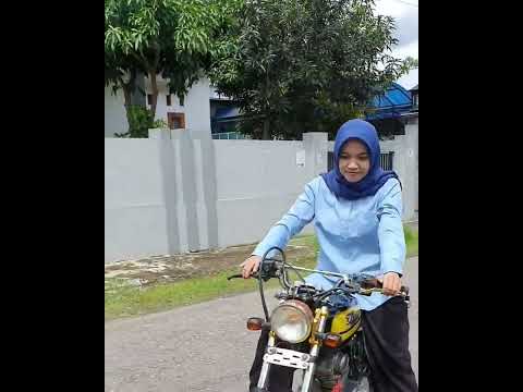Mumpuni handayayekti || aksi nyentrik ustadzah mumpuni naik motor CB #mumpuni