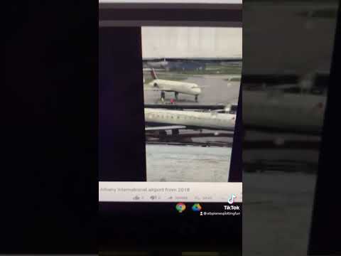 Delta MD88 pulling into B7 at Albany international airport NY
