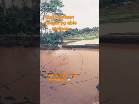 Aliran masih deres .kedalaman air mencapain 2 Meter