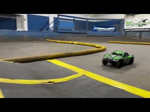 New Traxxas Maxx Slash 6s takes on the RC Excitement 1/10 off-road track!