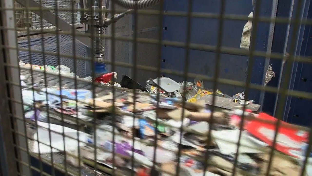 Robot learns to recycle using artificial intelligence