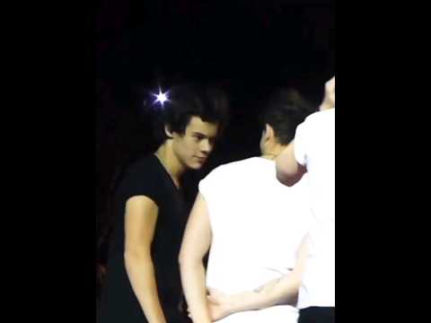 Larry on stage π₯° #harrystyles #louistomlinson #larry #larrystylinson