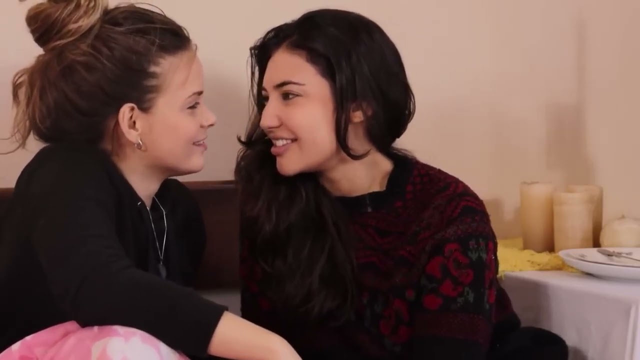 Lesbian Kissing 875