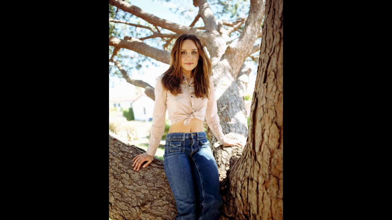 Amanda Bynes's Belly Button