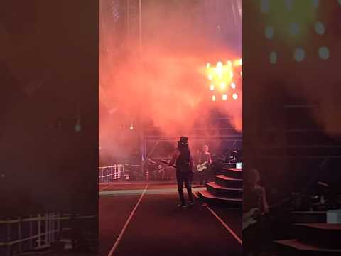 This is what happened in this stadium in Munich during the Guns N’ Roses concert #gunsnroses #slash