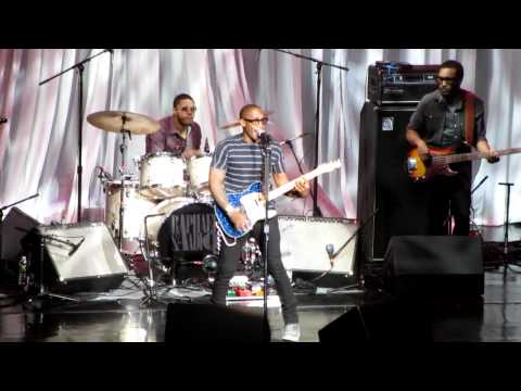 Raphael Saadiq: "Heart Attack" - Radio City Music Hall New York, NY 1/28/12