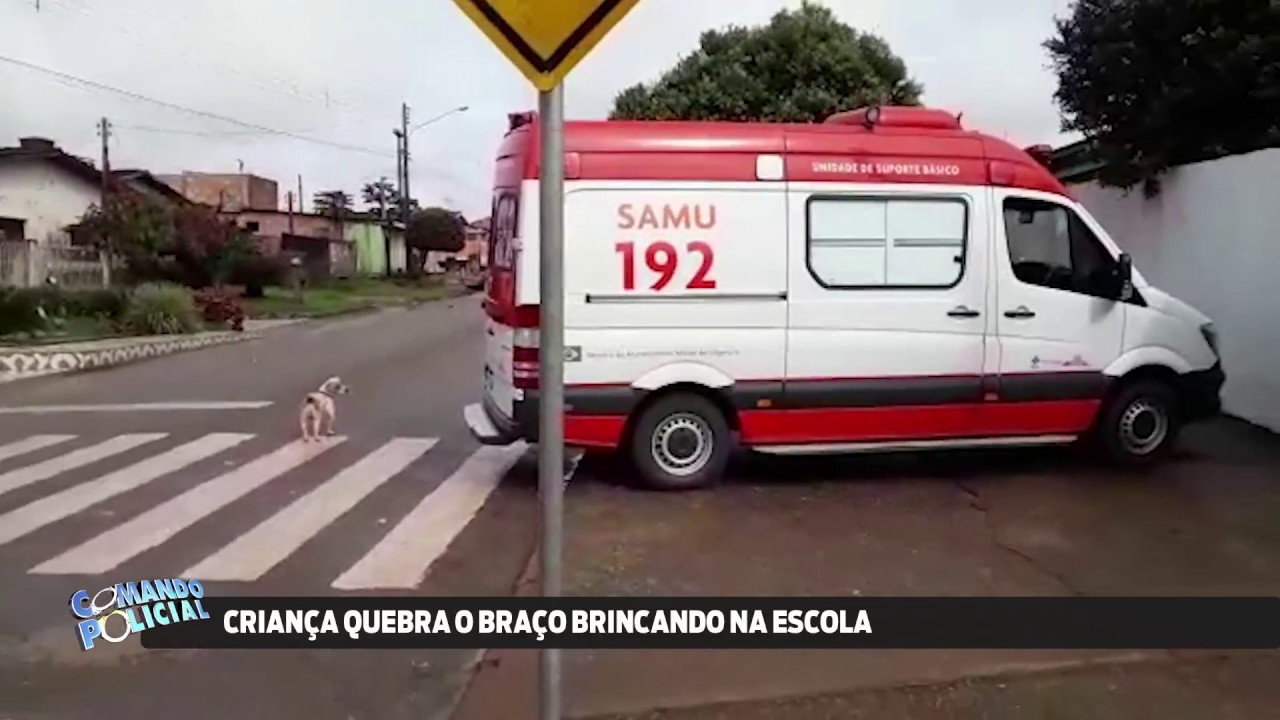 Criança fratura o braço brincando na escola