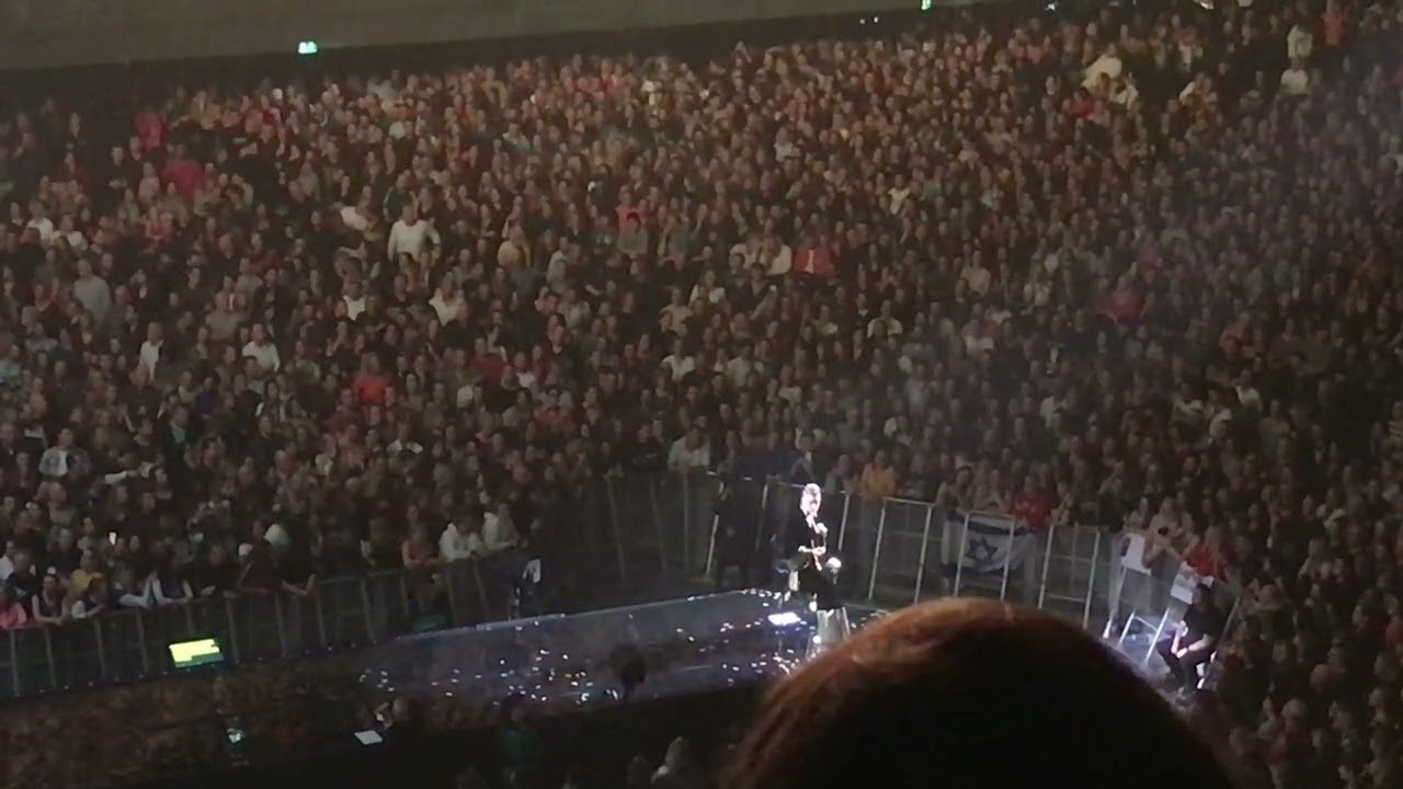 Robbie Williams Thanks Fans For "Protecting" Him In Emotional Mental ...