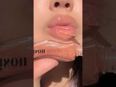 Swatching the new Gisou lip oils! 💛