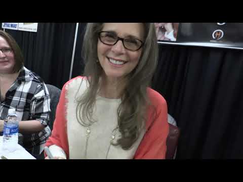 The Bionic Woman Lindsey Wagner signing Kenner doll 2