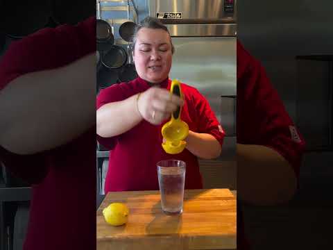 It's 2024.. Do you still squeeze lemons by hand? #lemon #kitchengadgets #kitchentools