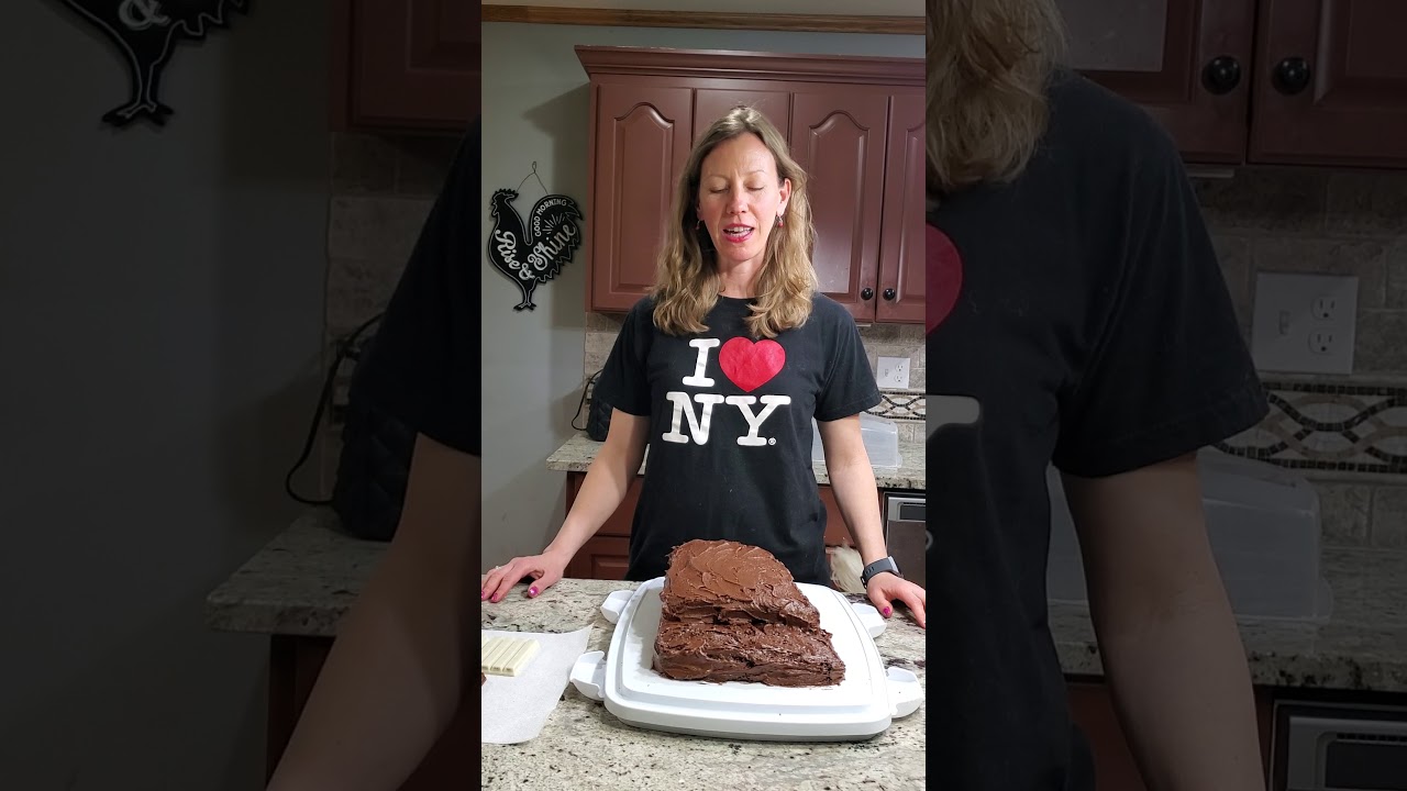 Let's make a KitKat piano cake