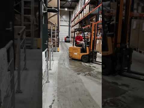 Hako Scrubmaster B 310 R Walzenbürsten im täglichen Einsatz in der Logistik